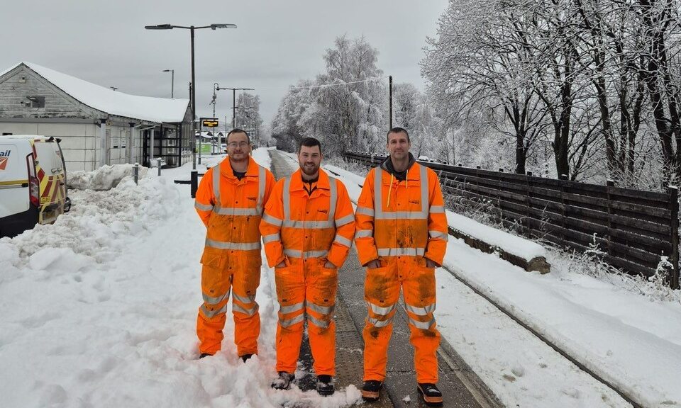 Network Rail workers hailed as heroes after rescuing woman and dogs in ...